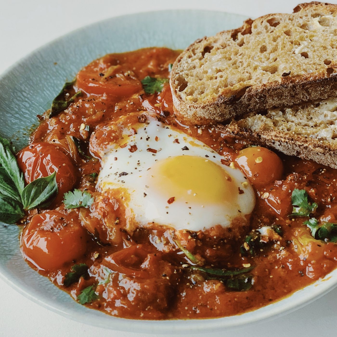 Shakshuka (Eggs in Tomato Sauce) – Michellesipsandsavors